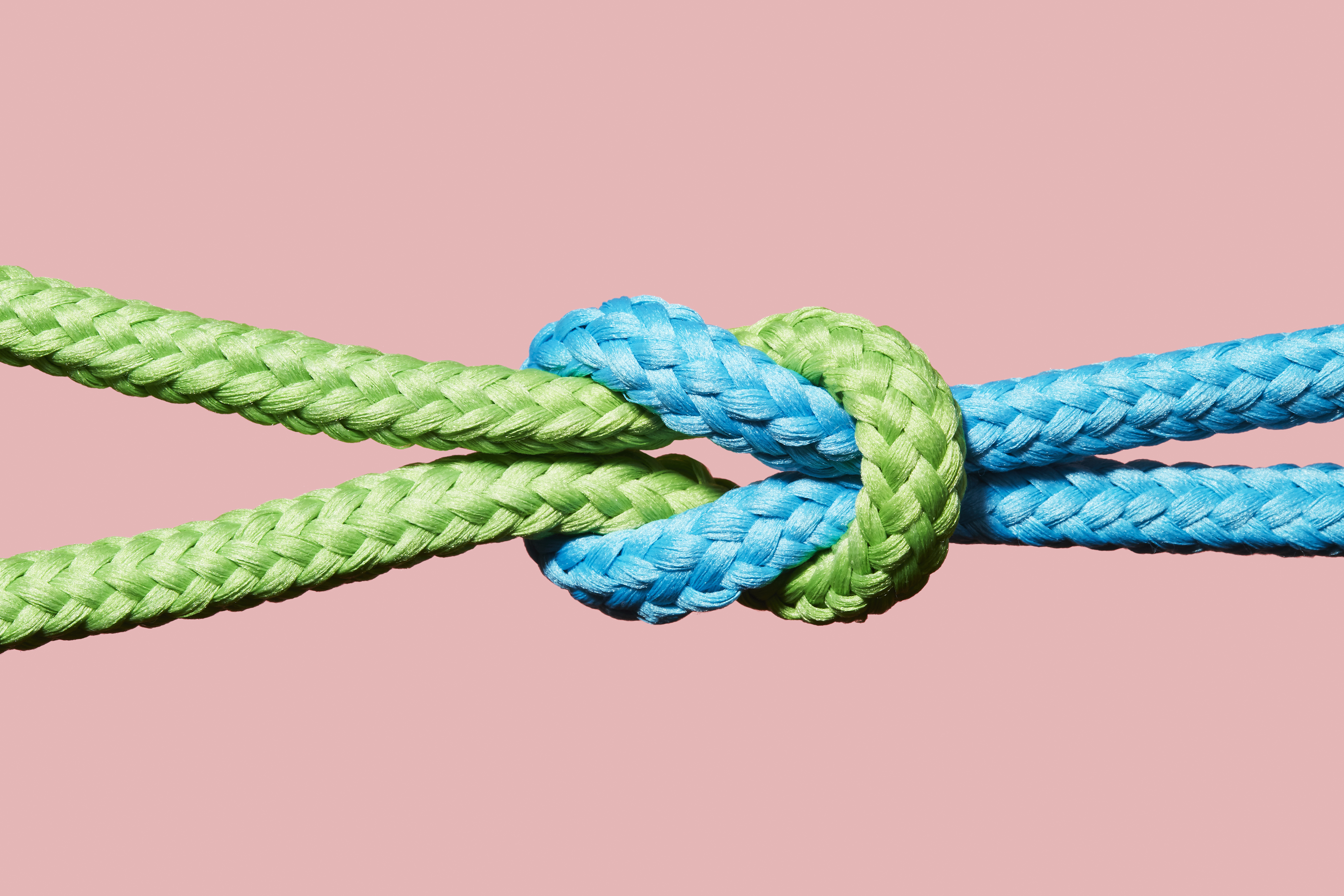 Two coloured ropes knotted together - KPMG Tendencias